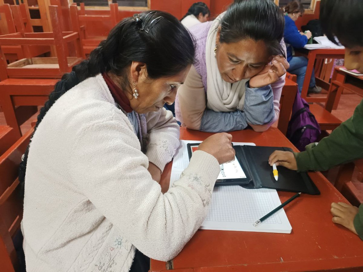 Estudiantes del CEBA Clorinda Matto de Turner reciben tablets para ...